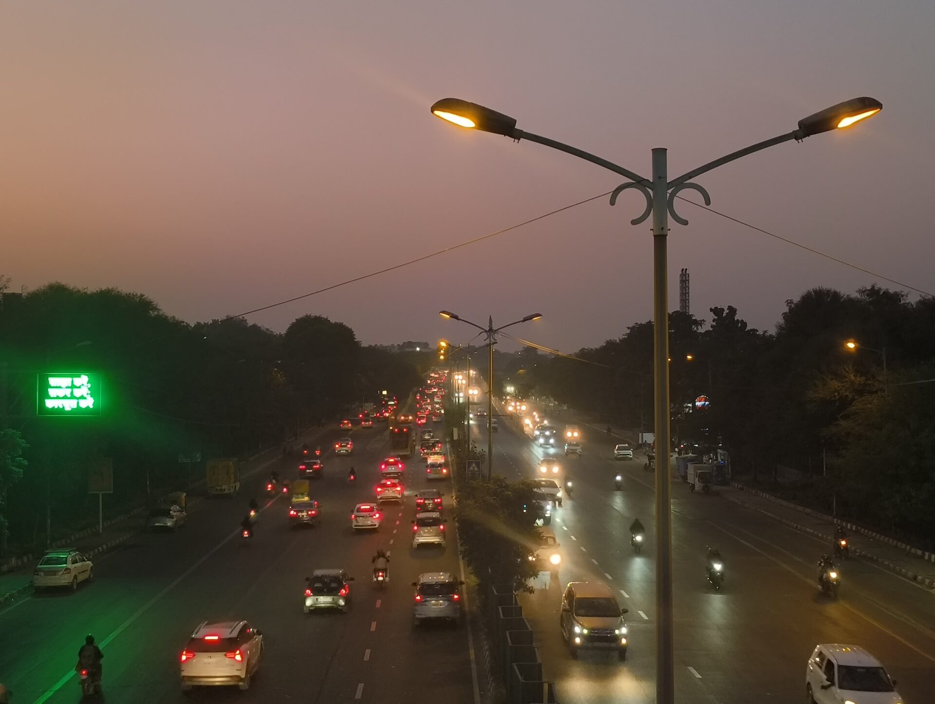 Delhiites stick to their cars even as air quality plummets - Citizen ...